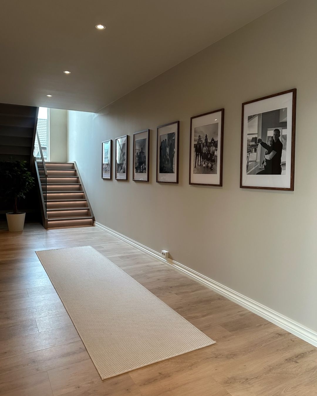 31+ Inspiring Photo Wall Ideas to Personalize Your Space