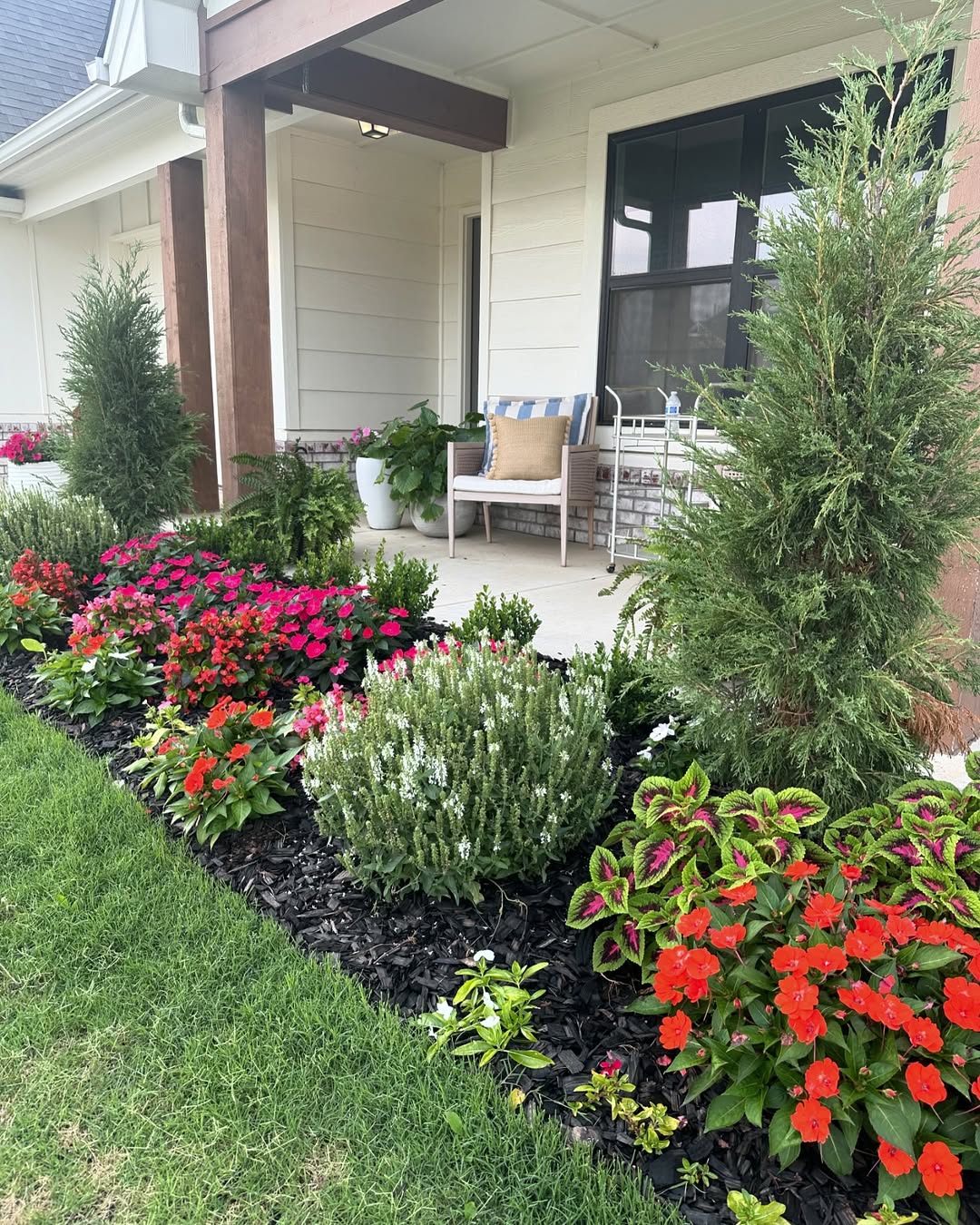 20 Front of House Flower Bed Ideas to Instantly Boost Curb Appeal